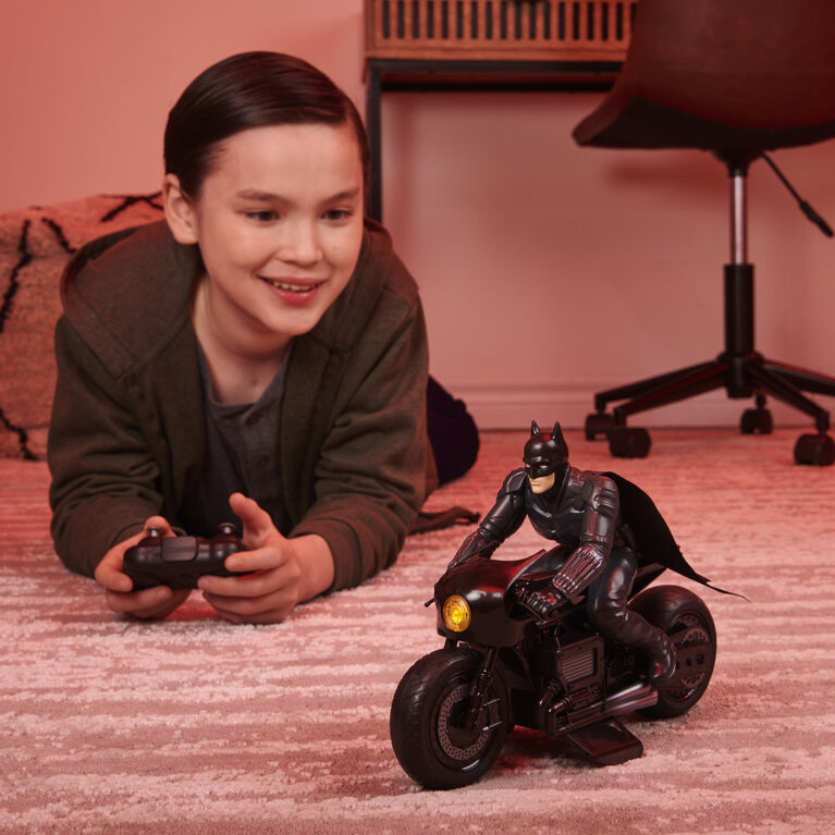 DC Comics, Batman Batcycle radiocommandée avec une figurine articulée ...