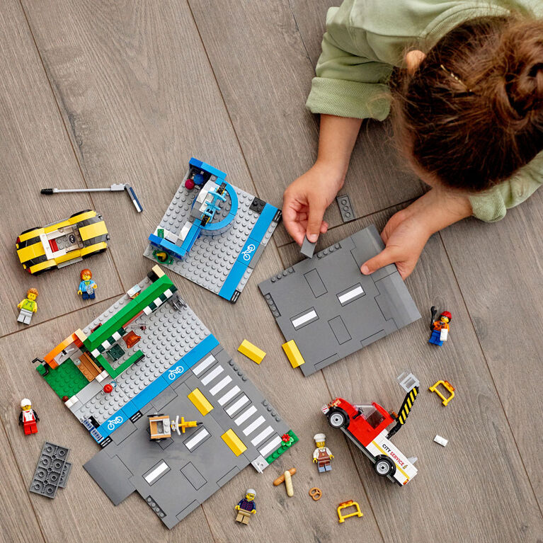 LEGO My City La rue commerçante 60306 (533 pièces) | Toys R Us Canada