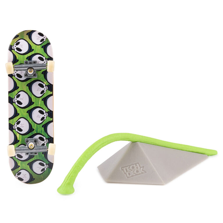 Tech Deck, Street Hits, Blind Skateboards Fingerboard with Arched Rail ...