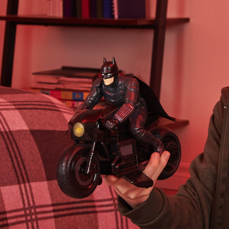 DC Comics, Batman Batcycle radiocommandée avec une figurine articulée ...