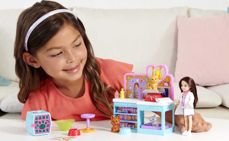Barbie Chelsea Pet Vet Doll (Brunette) and Playset, 4 Animals, 18 ...