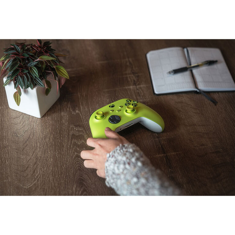 Xbox Series SX Wireless Controller Electric Volt | Toys R Us Canada